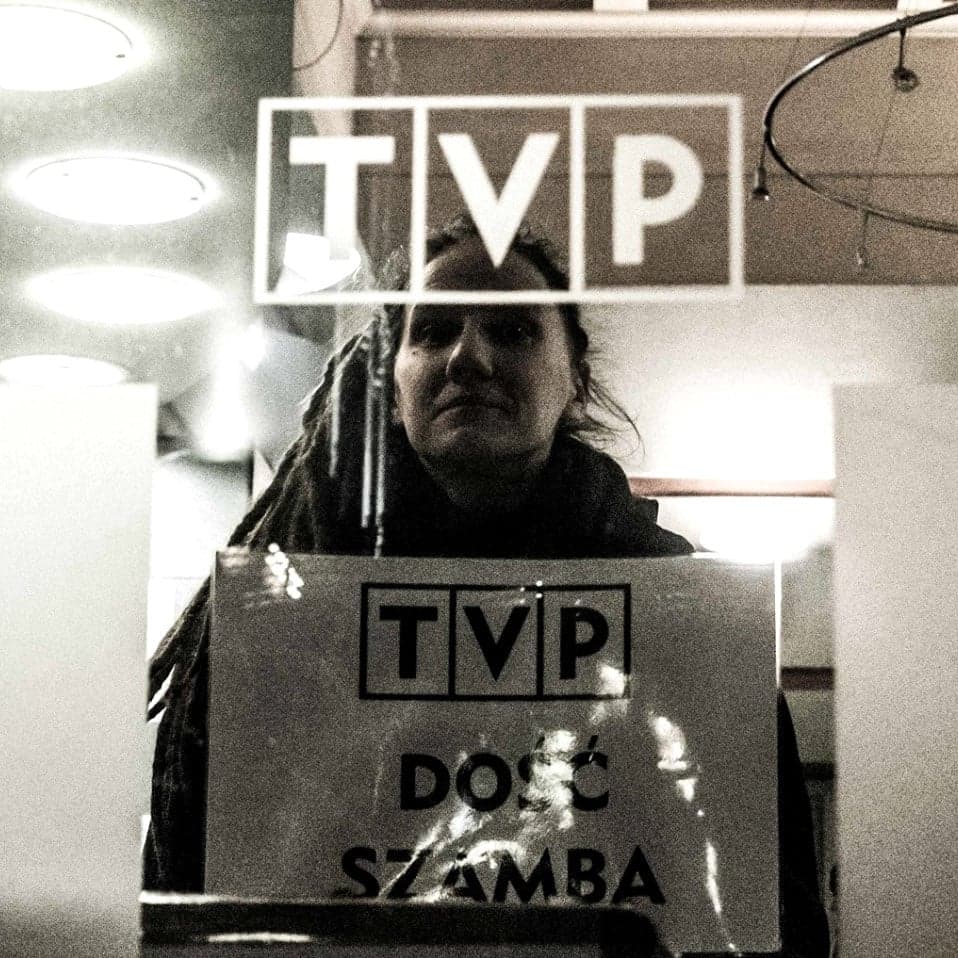 Protest pod siedzibą „Wiadomości”: Ochrona rzuca protestującą na ziemię ...