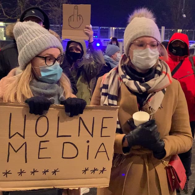 Protest w obronie mediów pod siedzibą Telewizji Polskiej – OKO.press ...