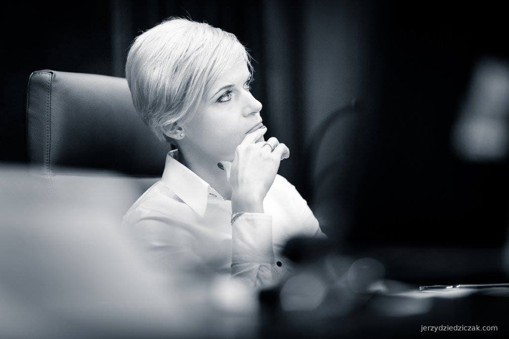 Prokuratura Ziobry jak z Mrożka. Prawnicy odpowiadają ironią: Uprzejmie ...