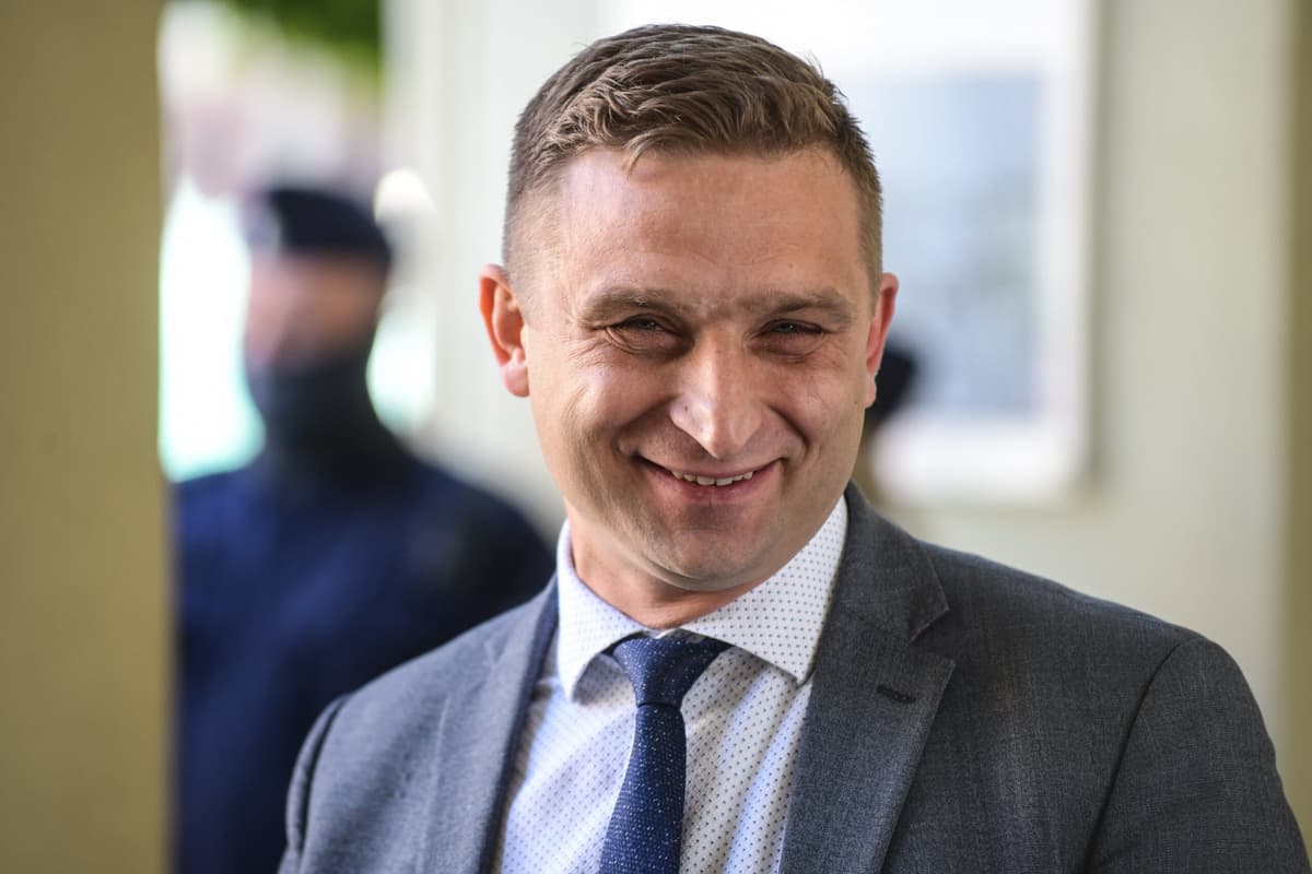 Bąkiewicz: jego przyjaciele dostali dotacje na dom i kino plenerowe ...