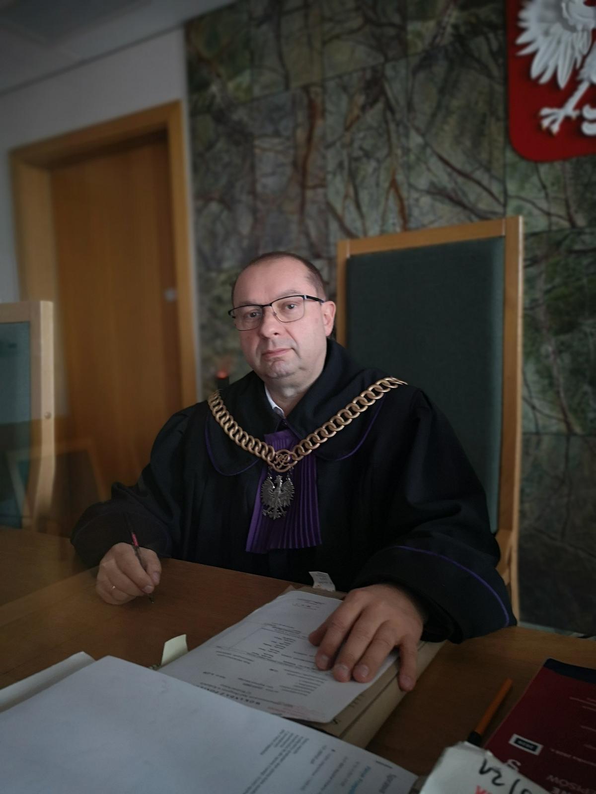 Kolejne uderzenie w kompromis z Brukselą. Sędzia Maczuga z Krakowa ...