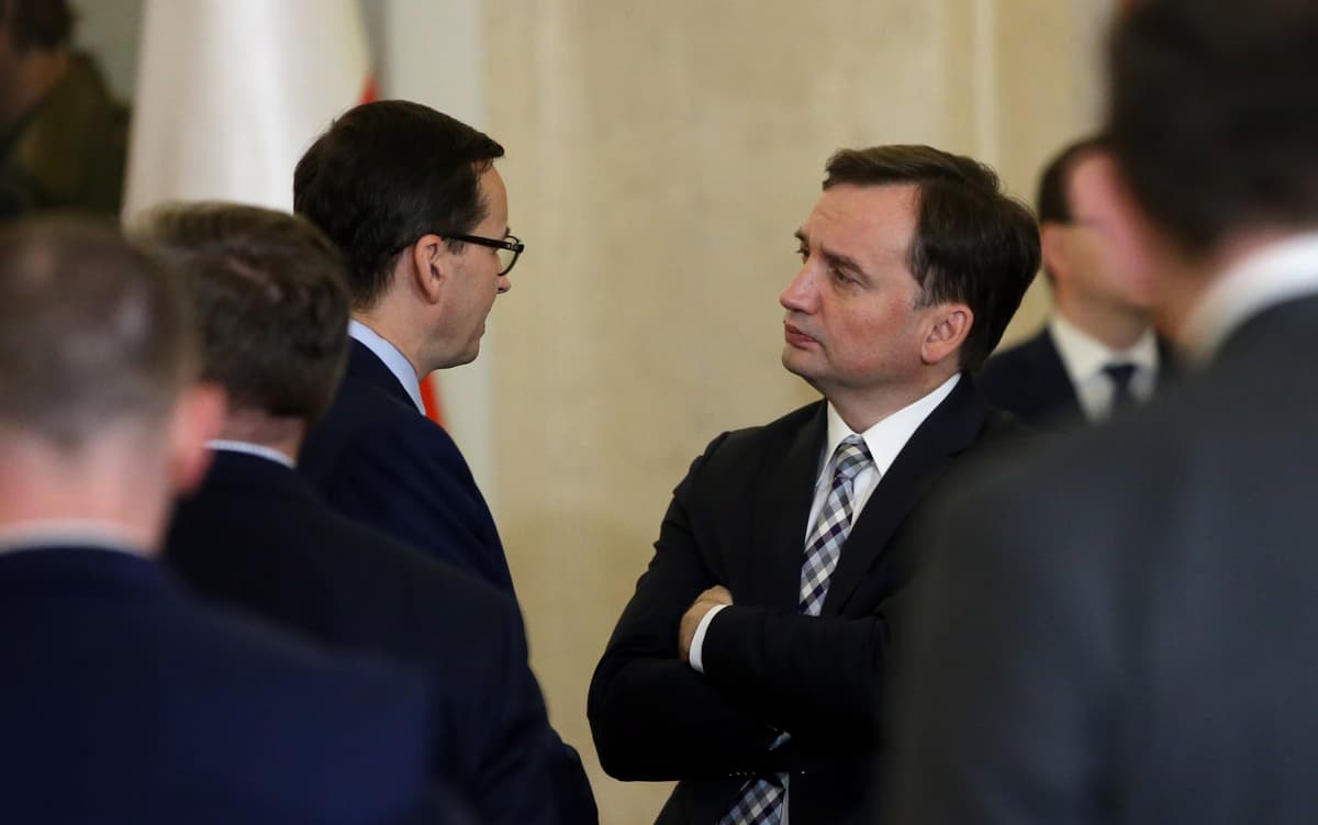 Morawiecki i Ziobro, zdrajca i krowa. Ten spektakl wywróci kampanię PiS? - OKO.press