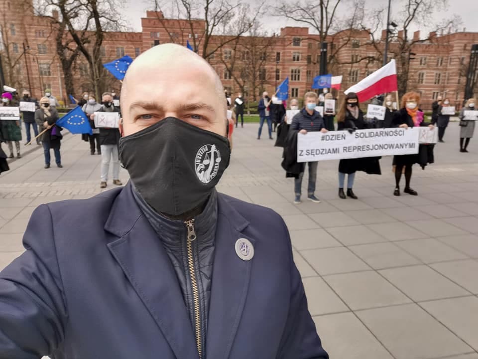 Policja przepędziła sędziów z Wrocławia. Bo robili zdjęcie dla Tulei ...