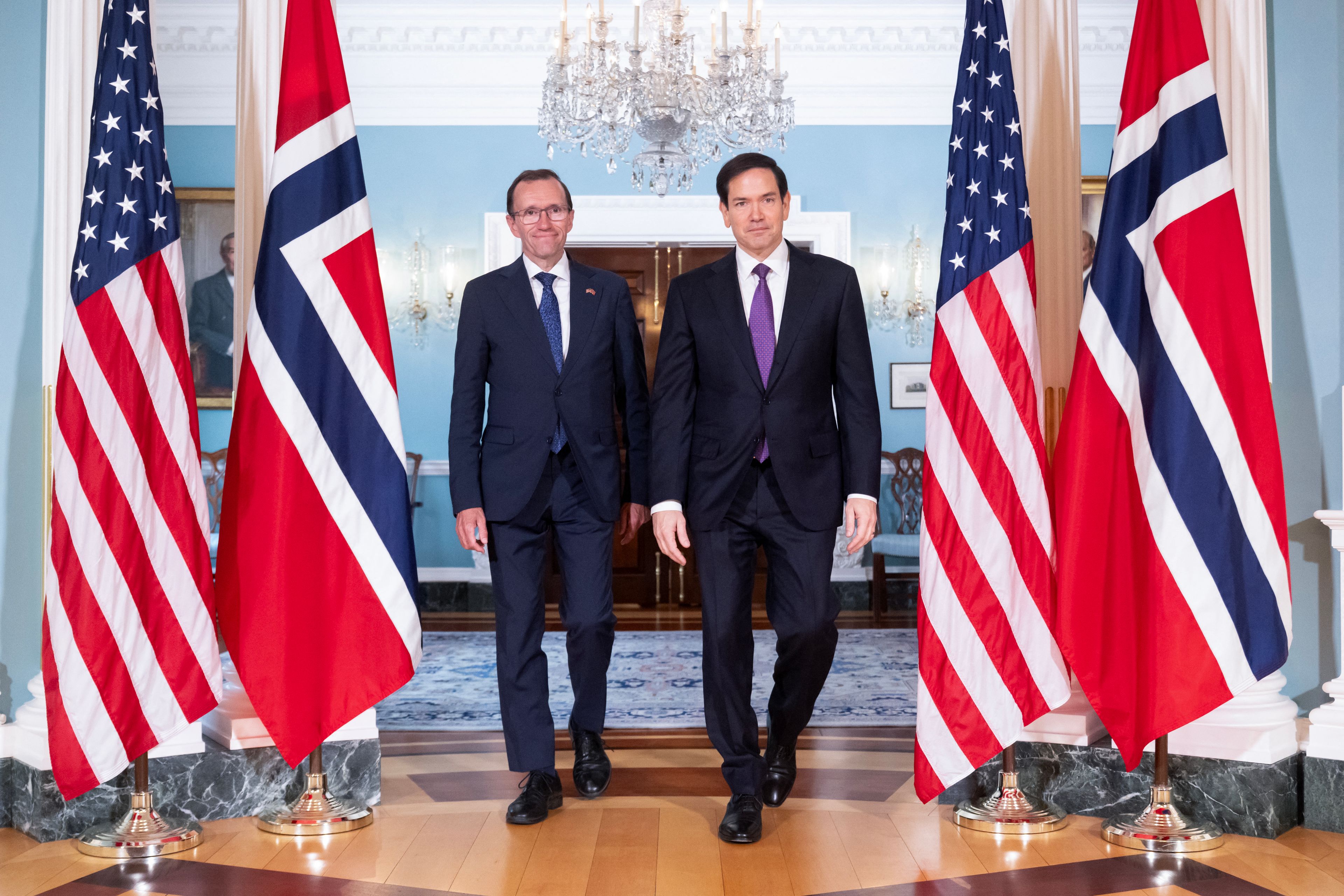 Według Trumpa wokół Grenlandii pływają chińskie i rosyjskie okręty. Jak ...